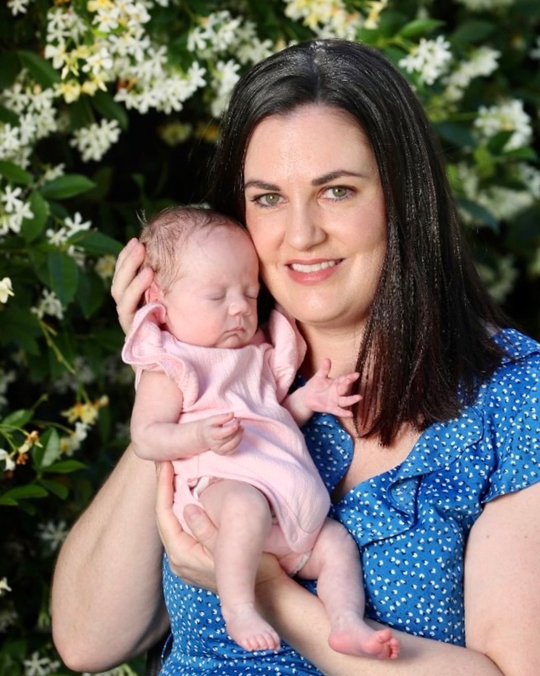 2倍體重的脊柱腫瘤被切除後 早產兒茁壯成長｜大紀元時報 香港｜獨立敢言的良心媒體